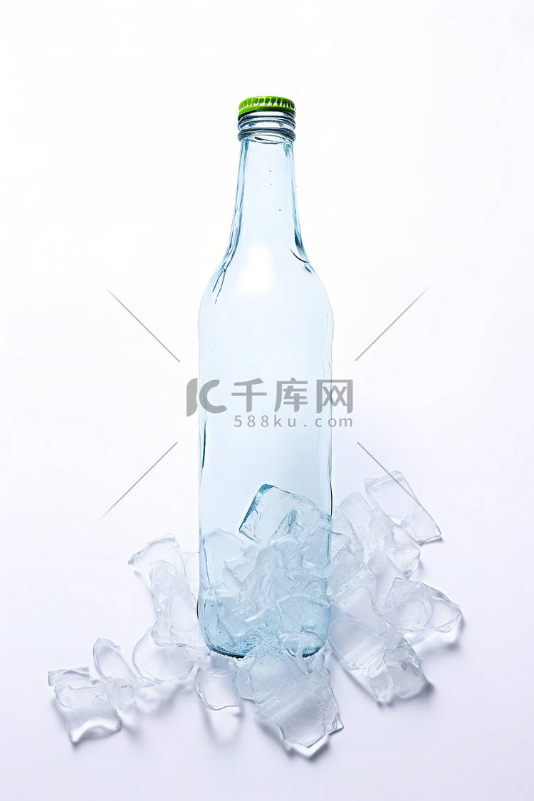 白色表面上的透明塑料瓶和冰碎片背景图片免费下载_海报banner/高清大图_千库网(图片编号7019202)