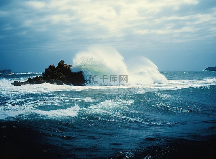 巨浪正在冲过一座岛屿背景图片免费下载_海报banner/高清大图_千库网(图片编号7080154)