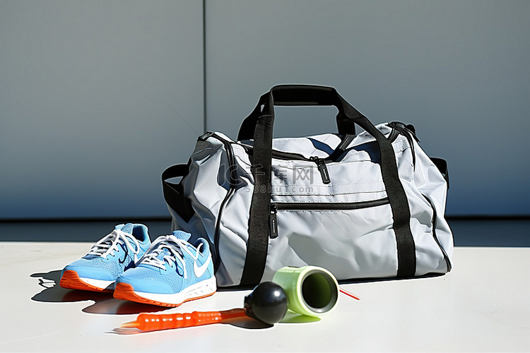 包旁边放着一副太阳镜和其他鞋子背景图片免费下载_海报banner/高清大图_千库网(图片编号7005905)