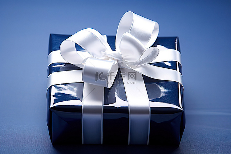 蓝色礼盒内包裹着蝴蝶结的白色方块背景图片免费下载_海报banner/高清大图_千库网(图片编号7142019)