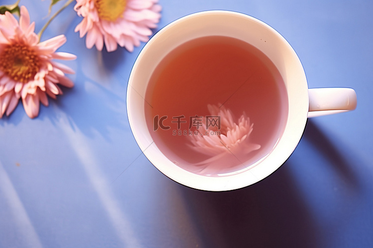 一杯茶，里面有一朵粉红色的花背景图片免费下载_海报banner/高清大图_千库网(图片编号7026573)