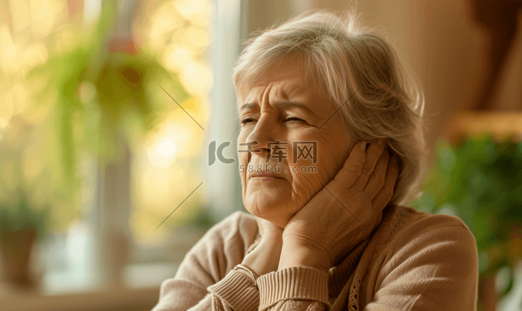 颈椎不适的老奶奶形象高清摄影大图-千库网
