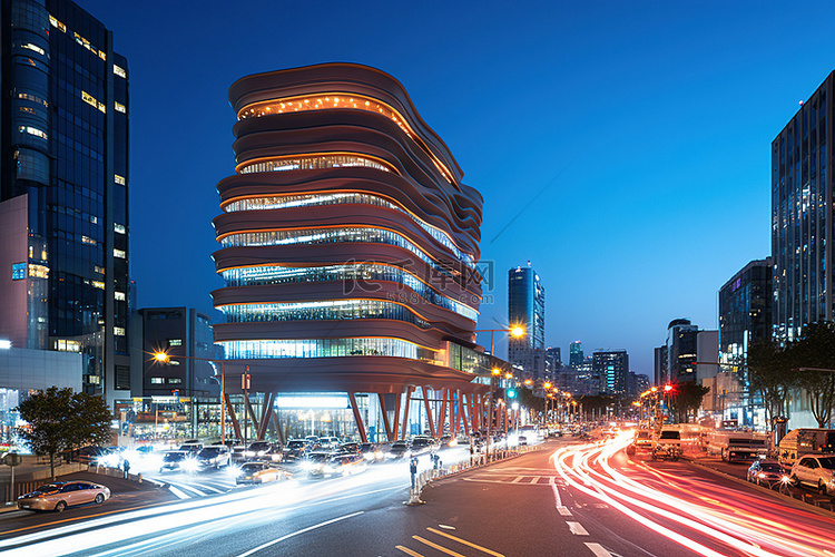 夜间在城市街道上行驶的交通背景图片免费下载_海报banner/高清大图_千库网(图片编号7009636)