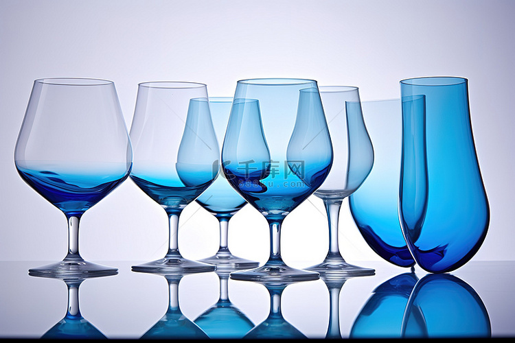 几杯蓝色液体与蓝色液体背景图片免费下载_海报banner/高清大图_千库网(图片编号7018359)