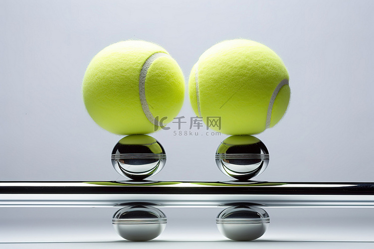 两个网球放在网球拍的顶部背景图片免费下载_海报banner/高清大图_千库网(图片编号7016328)