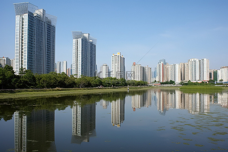 这座城市主要是建筑物和草地，背景是湖泊背景图片免费下载_海报banner/高清大图_千库网(图片编号6970152)