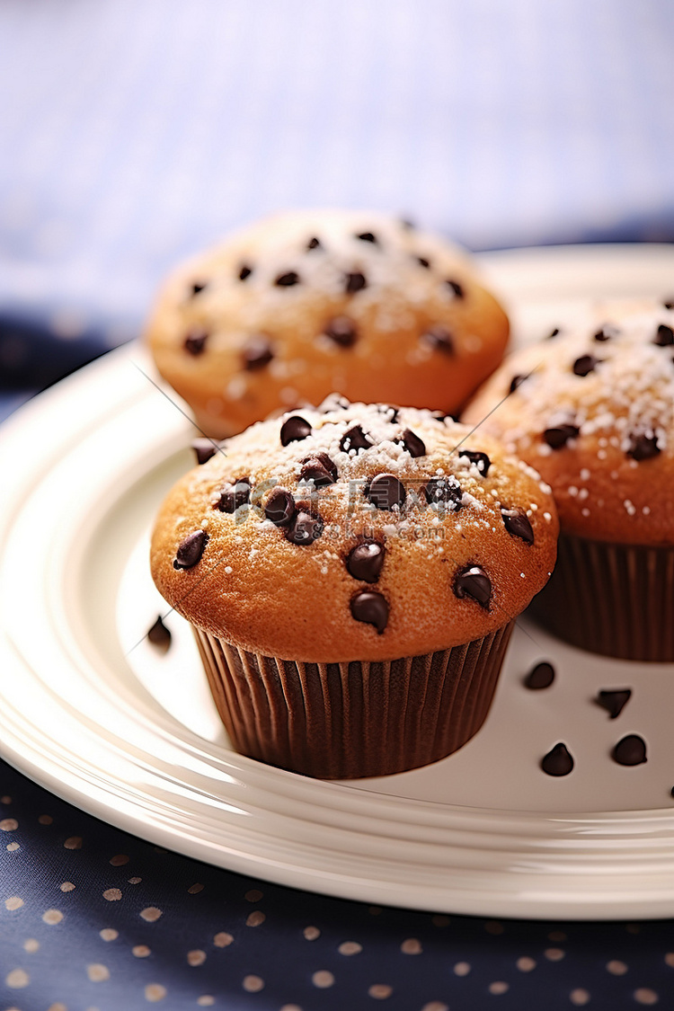 盘子上放三个巧克力片松饼背景图片免费下载_海报banner/高清大图_千库网(图片编号7088647)