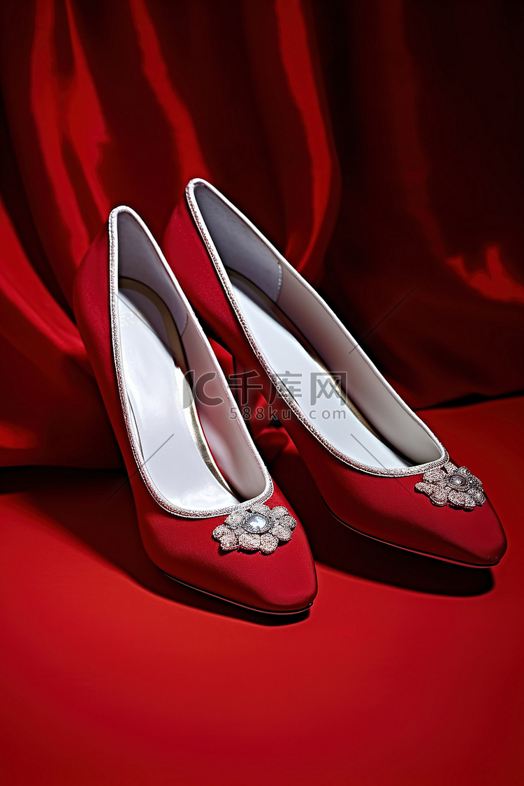 一双红鞋坐在红色背景上背景图片免费下载_海报banner/高清大图_千库网(图片编号7027770)