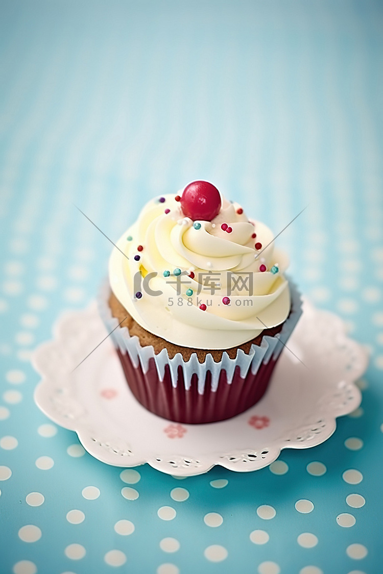 纸杯蛋糕，撒在桌布上背景图片免费下载_海报banner/高清大图_千库网(图片编号7020023)