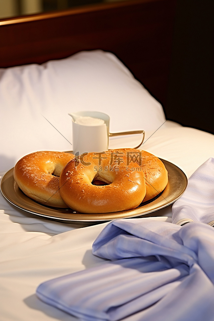 酒店床上的百吉饼和领带背景图片免费下载_海报banner/高清大图_千库网(图片编号7050045)