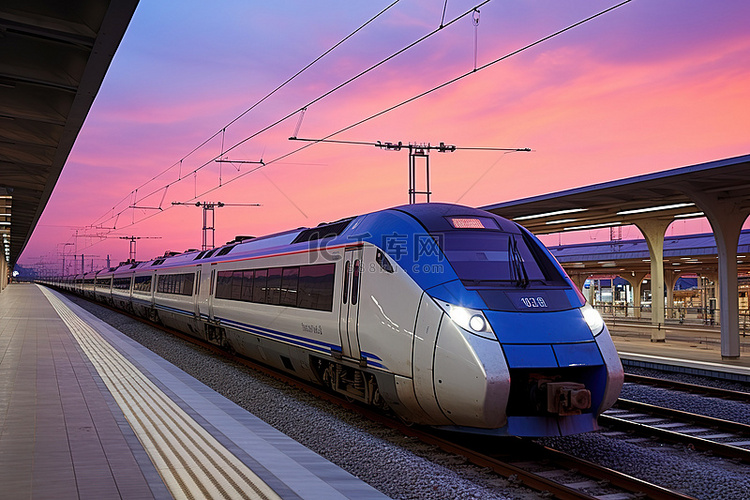日落时分，一列旅客列车在车站出发前背景图片免费下载_海报banner/高清大图_千库网(图片编号6994458)
