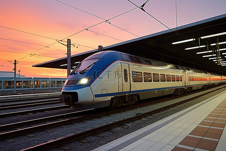 日落时分，一列旅客列车在车站出发前背景图片免费下载_海报banner/高清大图_千库网(图片编号7001199)