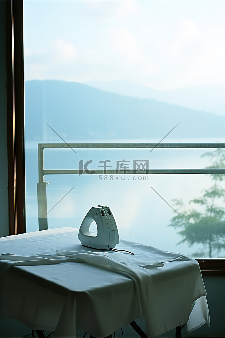 窗边有枕头的烫衣板背景图片免费下载_海报banner/高清大图_千库网(图片编号7167437)