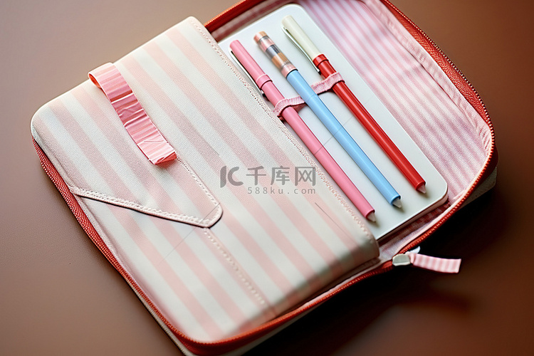 一个铅笔盒里有三张纸和笔背景图片免费下载_海报banner/高清大图_千库网(图片编号7123359)