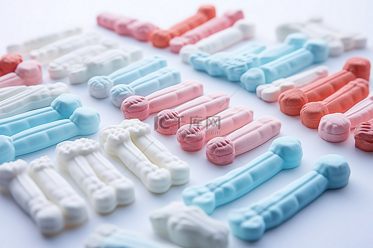 许多柔和的彩色小狗糖果都放在白色上背景图片免费下载_海报banner/高清大图_千库网(图片编号7022024)