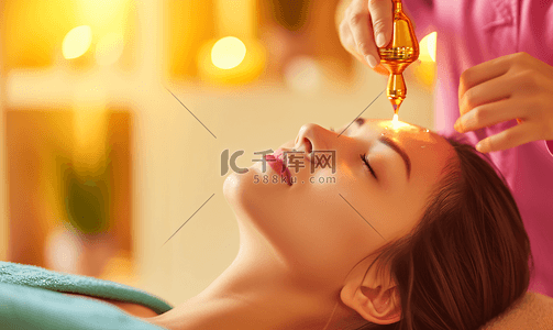 青年女人在中医馆内接受拔罐治疗高清摄影大图-千库网