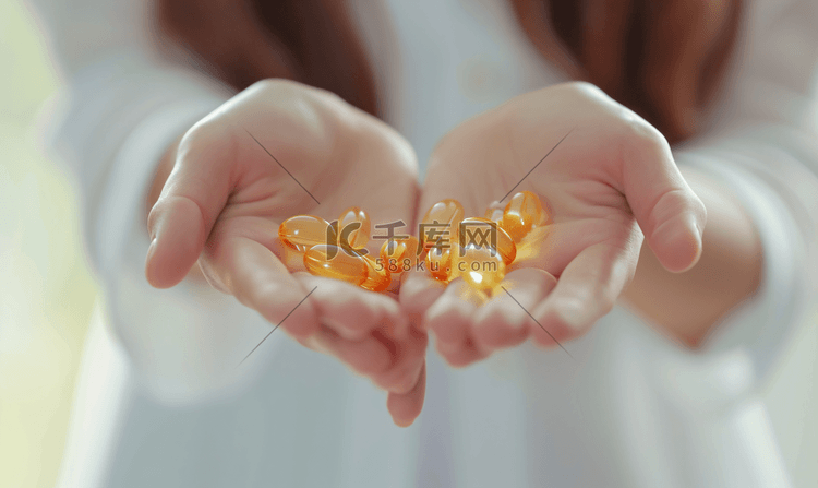 女性手心放着药高清摄影大图-千库网