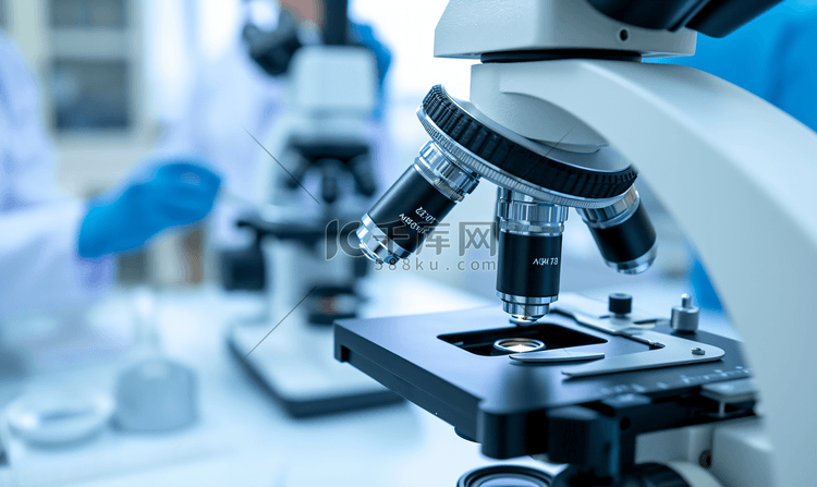 医疗人员使用显微镜高清摄影大图-千库网