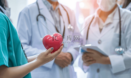 医护人员比心动作高清摄影大图-千库网