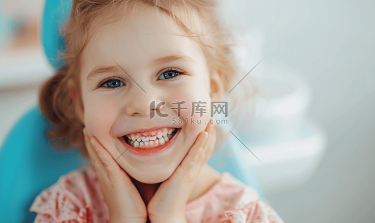 小女孩去牙科诊所看牙高清摄影大图-千库网