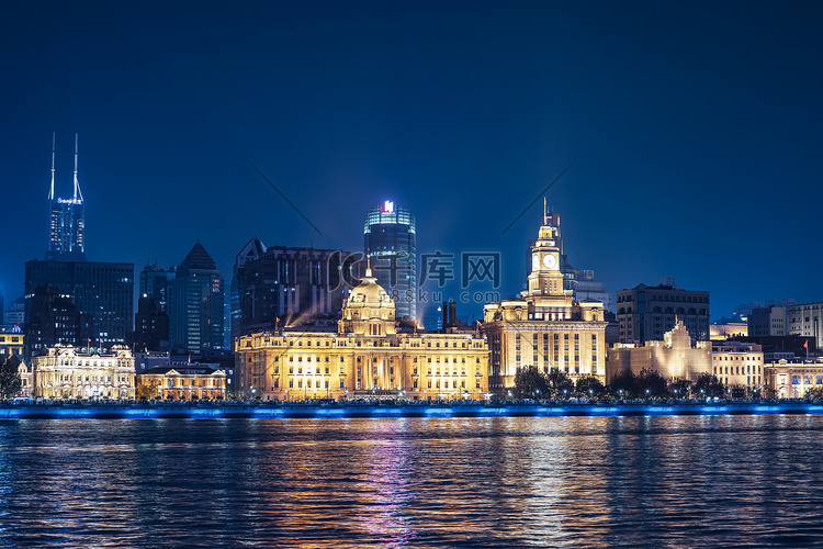 上海夜晚外滩建筑群高清摄影大图-千库网
