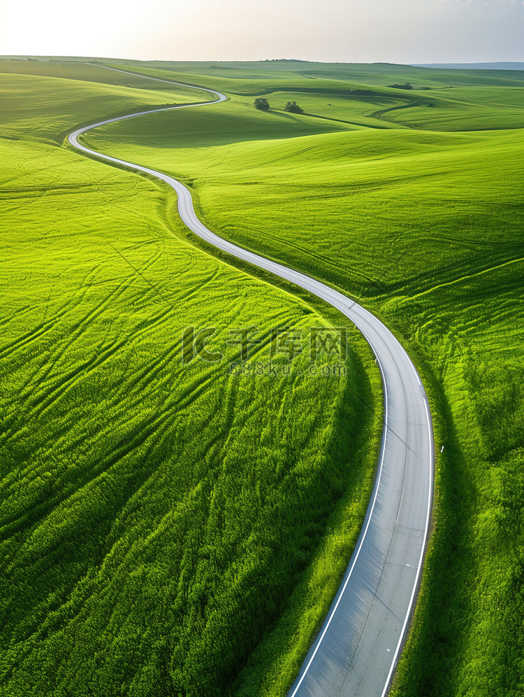 盘旋在田野中间公路摄影图-高清摄影大图-千库网