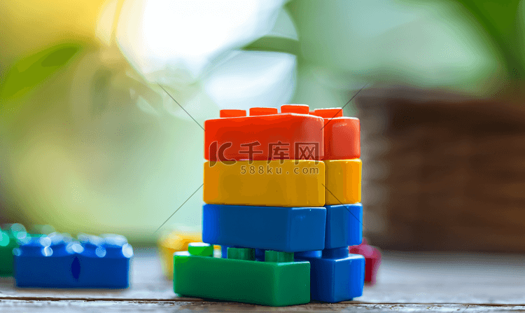 木桌上的塑料玩具砖高清摄影大图-千库网