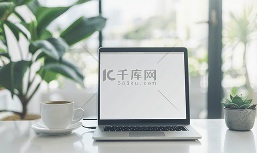 有白色空白屏幕和桌上白咖啡的笔记本电脑高清摄影大图-千库网