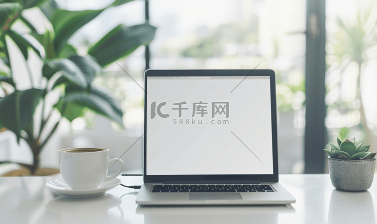 有白色空白屏幕和桌上白咖啡的笔记本电脑高清摄影大图-千库网