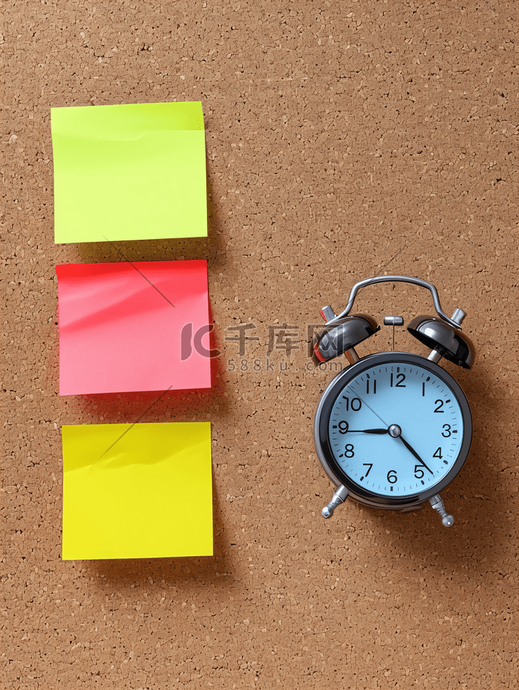 工作场所办公室或家里的软木板上和闹钟上的便签高清摄影大图-千库网