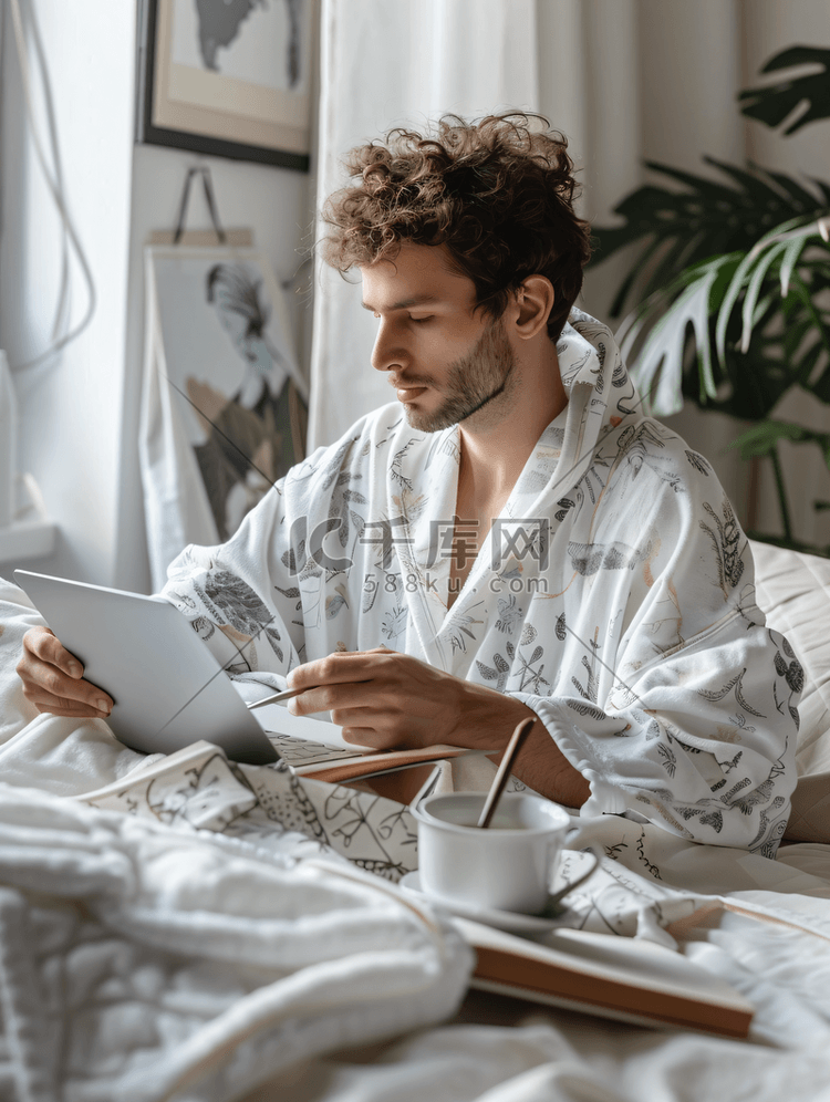 穿着浴袍的平面设计师在家工作高清摄影大图-千库网