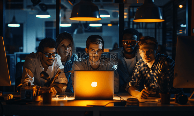 夜间办公室多民族初创企业团队高清摄影大图-千库网