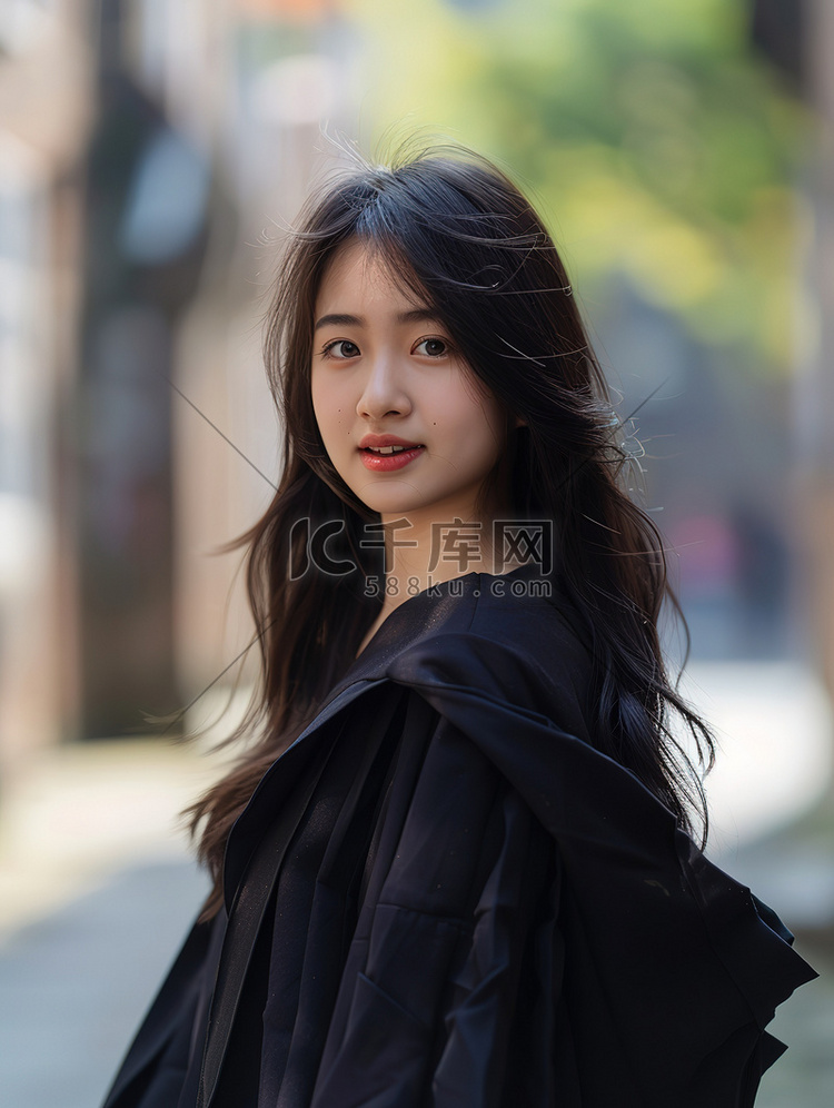 女孩穿着毕业礼服图片高清摄影大图-千库网