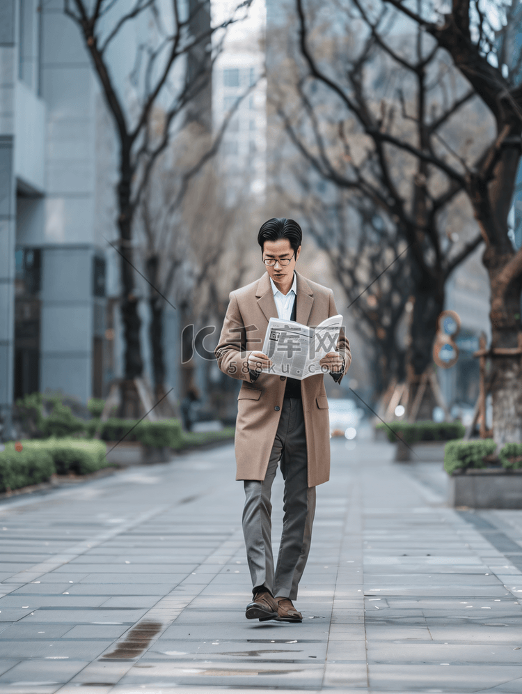 企业主在步行上班时阅读报纸上的正面新闻高清摄影大图-千库网