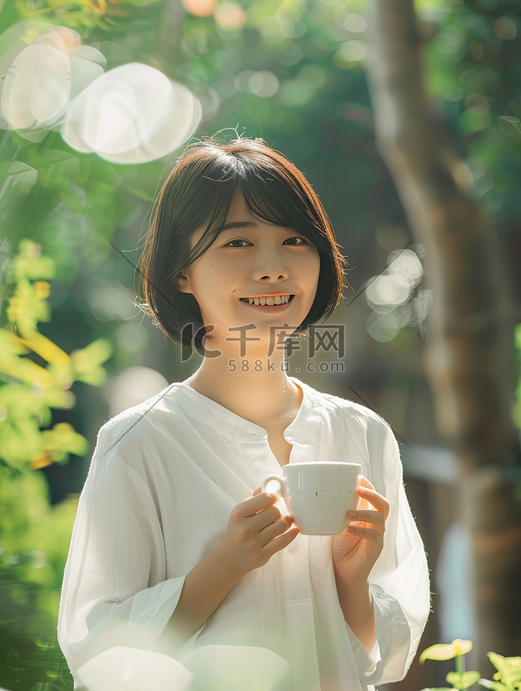 年轻短发女孩拿着咖啡图片高清摄影大图-千库网