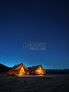 晚上在加利福尼亚州沙漠沙滩上的帐篷营地高清摄影大图-千库网