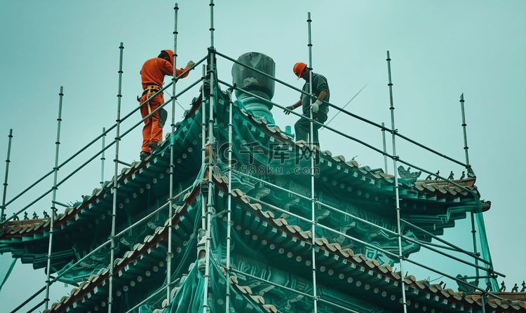 脚手架上的工人们正在修复一座古老的地标建筑高清摄影大图-千库网
