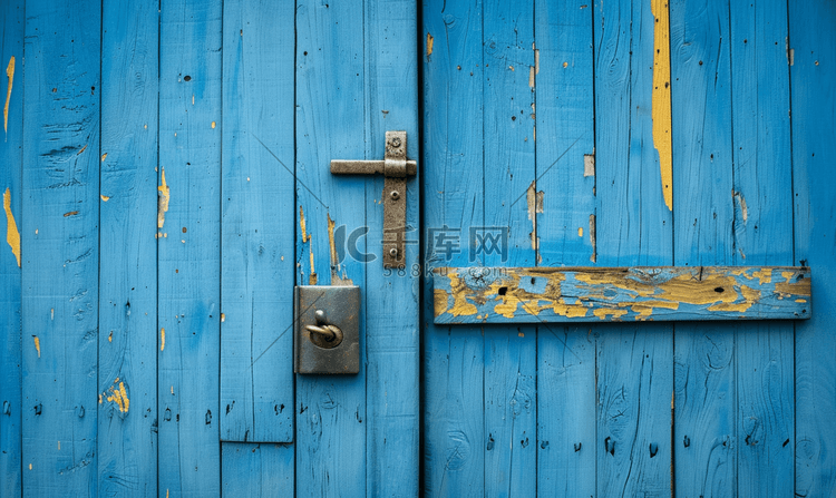 棚屋的旧蓝漆门上已关闭高清摄影大图-千库网