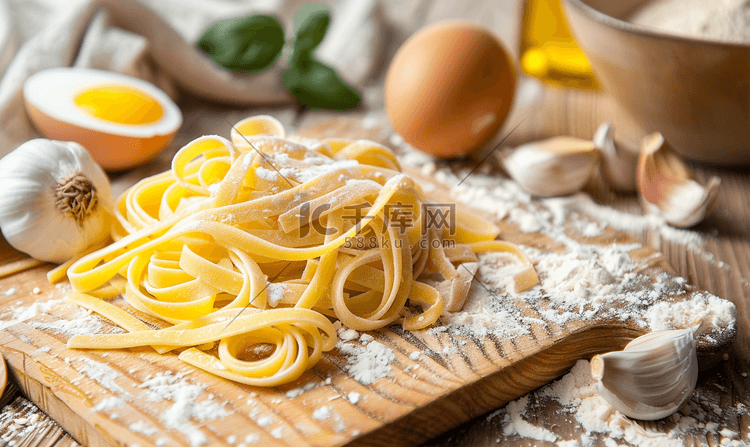 厨房用品用于在乡村板上用鸡蛋和大蒜制作意大利面高清摄影大图-千库网