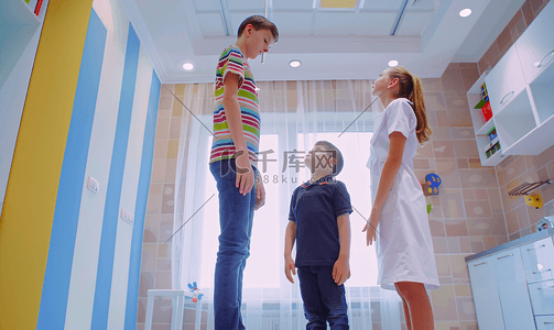 儿科医生检查室检查男孩的身高高清摄影大图-千库网