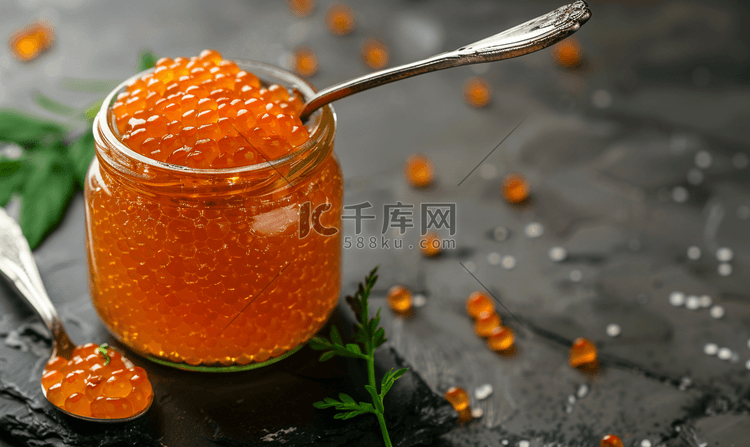 用勺子打开装有派克鱼鱼子酱的玻璃罐高清摄影大图-千库网