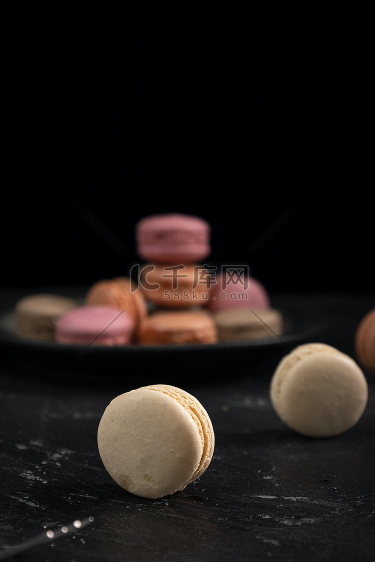 白色甜点马卡龙黑色背景高清摄影大图-千库网