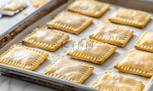 烤盘上的生自制流行馅饼准备烘烤高清摄影大图-千库网