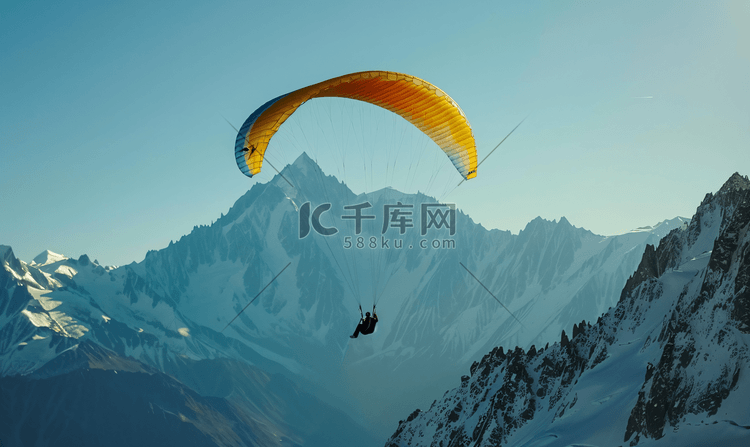 山顶上空的滑翔伞极限运动降落伞飞行高清摄影大图-千库网