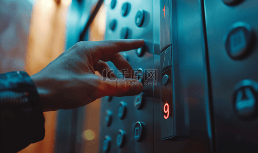 手指按电梯面板上的楼层号高清摄影大图-千库网