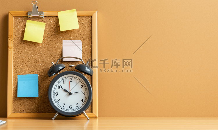 闹钟和软木板与便笺家庭工作场所概念高清摄影大图-千库网