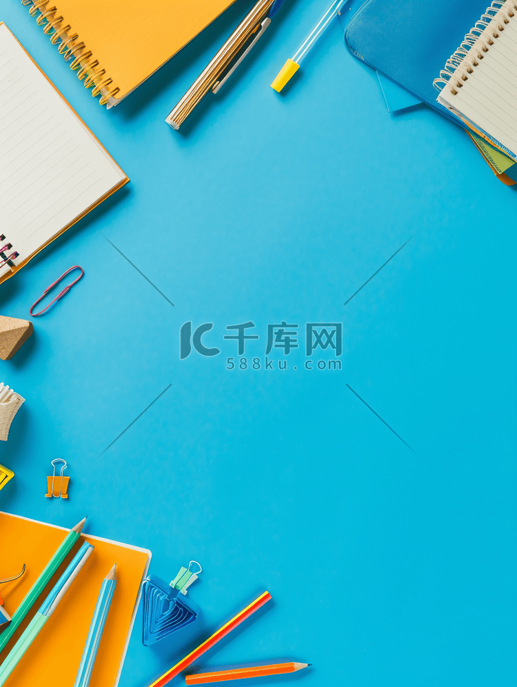 回到学校书桌上散落的书写材料高清摄影大图-千库网