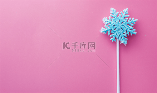 粉红色背景中雪花形状的蓝色棒棒糖高清摄影大图-千库网
