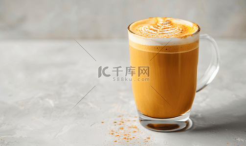 玻璃杯中的南瓜香料拿铁高清摄影大图-千库网