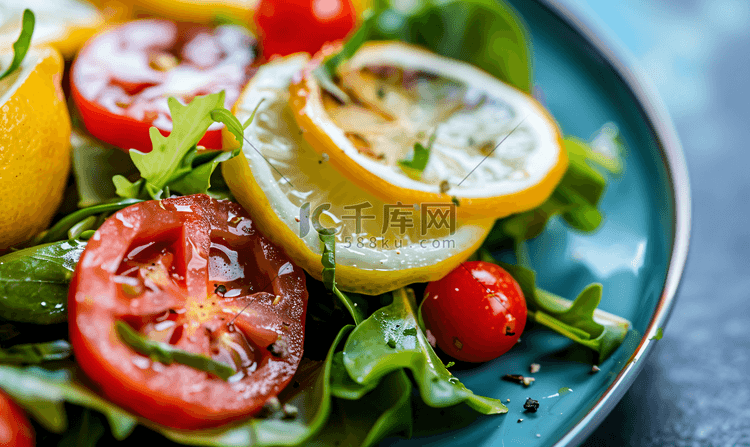 沙拉和柠檬相遇的特写照片高清摄影大图-千库网